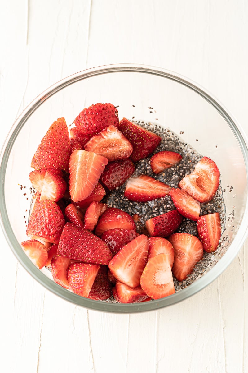 Raw Vegan Strawberry Jam - Vegan recipes by VegKitchen