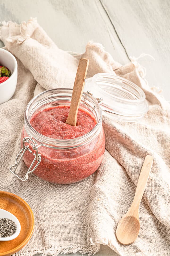 Raw Vegan Strawberry Jam - Vegan recipes by VegKitchen