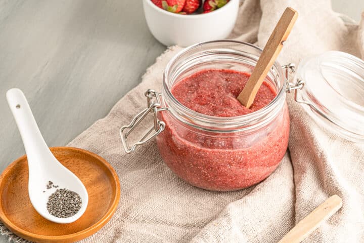 Raw Vegan Strawberry Jam - Vegan recipes by VegKitchen